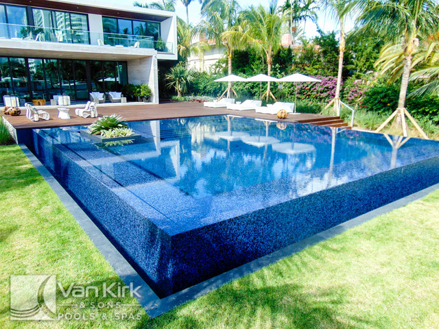 Infinity Wet Edge Swimming Pool and Spa in Miami Beach - Pool - Miami ...