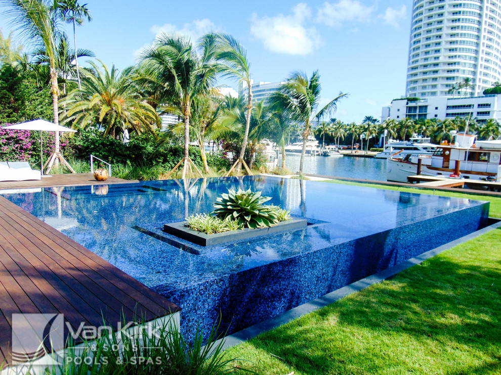 Infinity Wet Edge Swimming Pool and Spa in Miami Beach - Pool - Miami ...