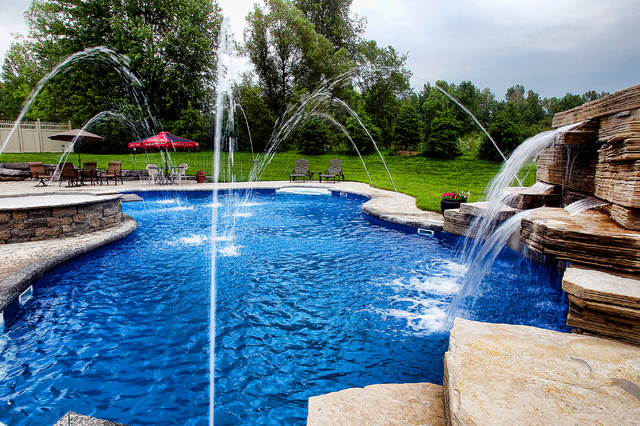 Inground pool with fountains, waterfall, and built in spa - Modern ...