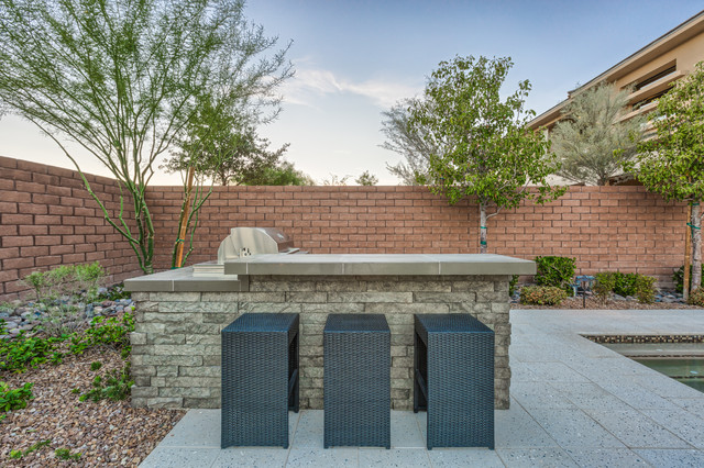 Lap Pool with Rim Flow Spa & Fire Pit - Exótico - Piscina - Las Vegas ...