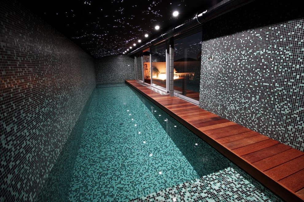 Modern indoor pool with mosaic mix - Moderne - Piscine - Miami - par ...