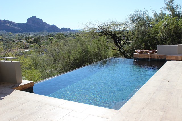 Modern Pool Design with Espresso Vein-Cut Tile - Moderno - Piscina ...