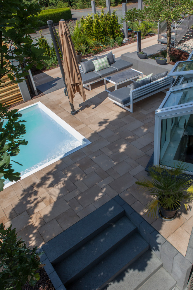 Neue Treppenanlage mit Blockstufen rinnit. - Contemporary - Pool ...