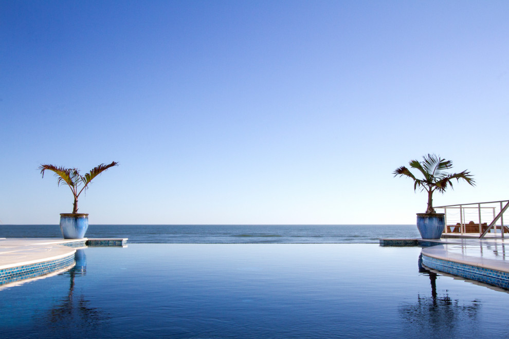 Oceanfront Infinity Edge Pool - Modern - Swimming Pool & Hot Tub ...