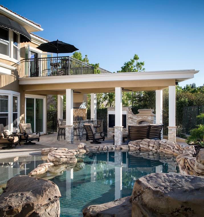 Outdoor living in Cota de CazaOutdoor kitchen & living area. Nature Kast cabine - Tropical ...