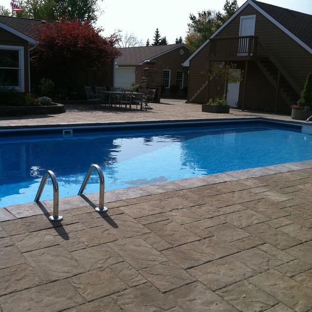 Paver Driveway and Pool - Classique - Piscine - Columbus - par Pony ...