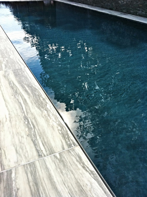 perimeter overflow pool + marble decking - Contemporain - Piscine - New ...