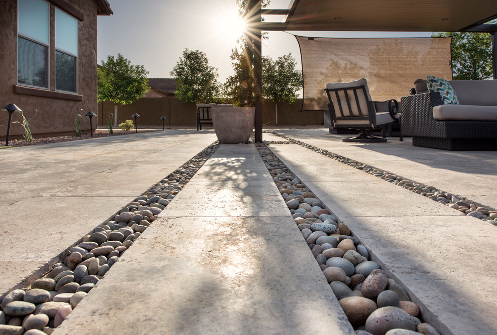 Perimeter Overflow Spa, Custom Pool and Outdoor Living Space - Modern ...