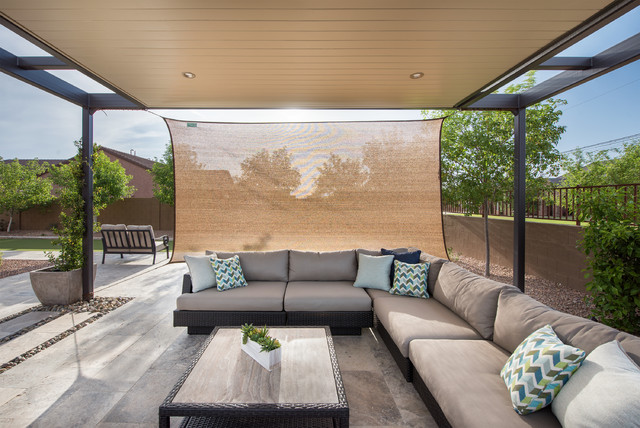 Perimeter Overflow Spa, Custom Pool and Outdoor Living Space - Modern ...