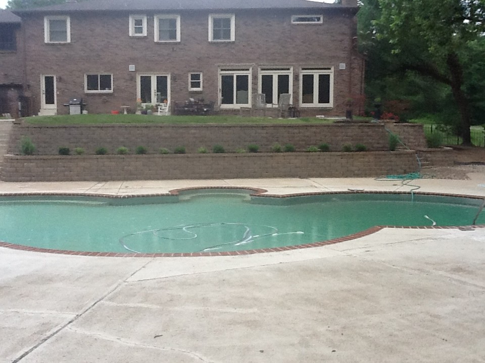 Pool Deck Retaining Wall - Klassisch - Pools - St. Louis - von Big Bend ...