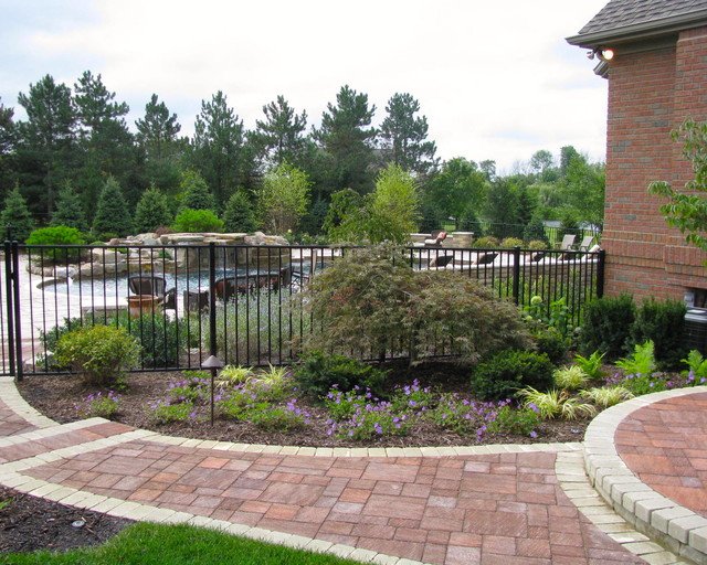 Pool Fence with Paver Walkway to Swimming Pool - Minimalistisch - Pools ...