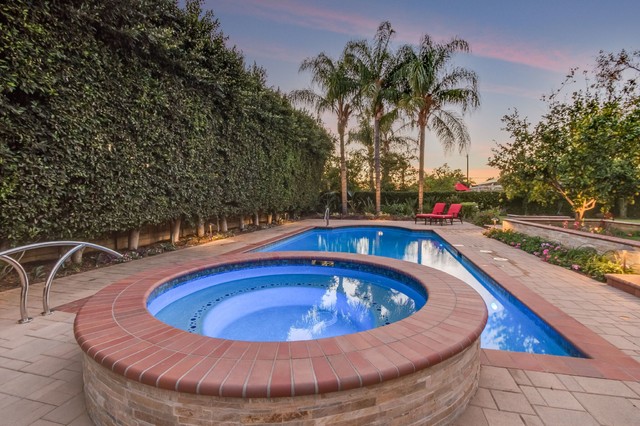 Pool with Creative Tile Details at Twilight - Di transizione - Piscina ...