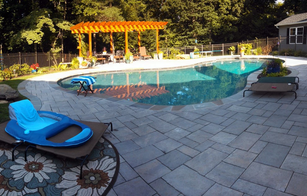 Purcellville Pool, Arbor, Outdoor Kitchen, & Shed - Classique - Piscine ...