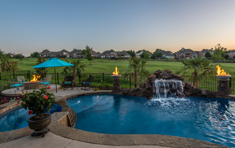 Raised Beam Free-Form Pool with Tiered Spa - Contemporain - Piscine ...