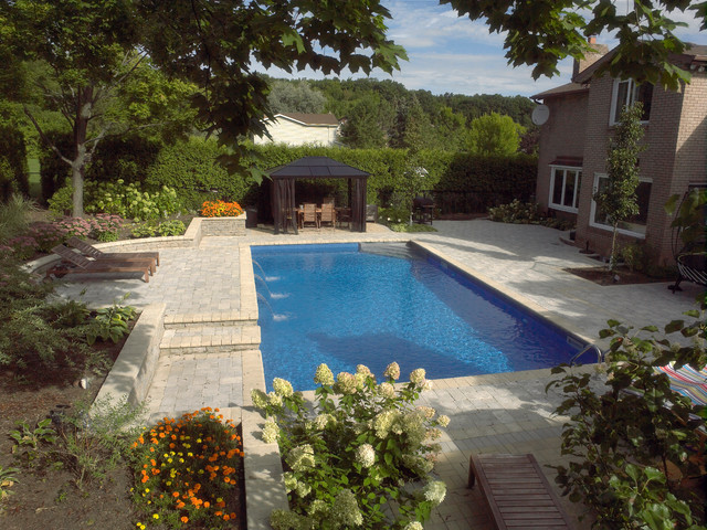 Rectangle Pool with Sheer Descent Water Feature - Moderne - Piscine ...