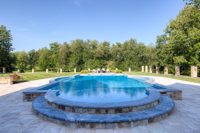 Roman-style swimming pool with fountain - Mediterranean - Pool - New ...