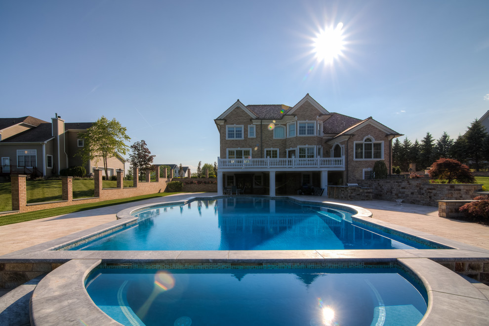 Roman-style swimming pool with fountain - Mediterranean - Pool - New ...