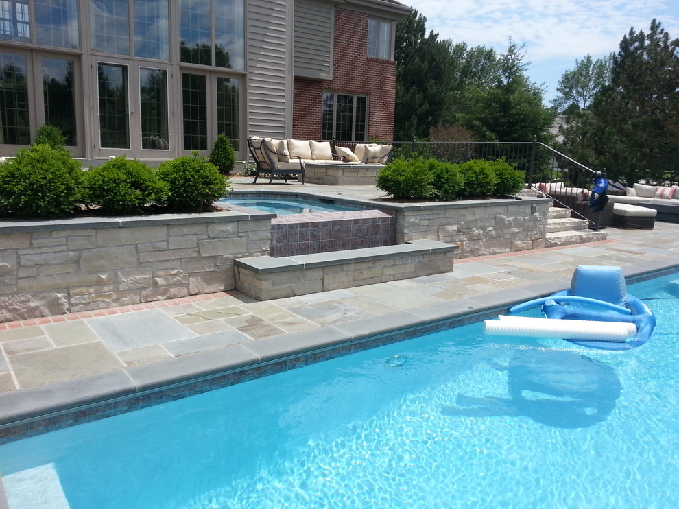 spa with overflo and custom inground pool - Klassisch - Pools ...