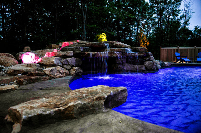 Spring Brook Township custom pool with boulders and waterfall - Clásico ...