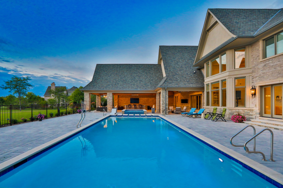 St. Charles Swimming Pool and Hot Tub with Floating Steps - Klassisch ...