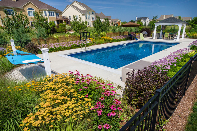 Traditional Pool and Cabana - Cedarburg - Classique Chic - Piscine ...