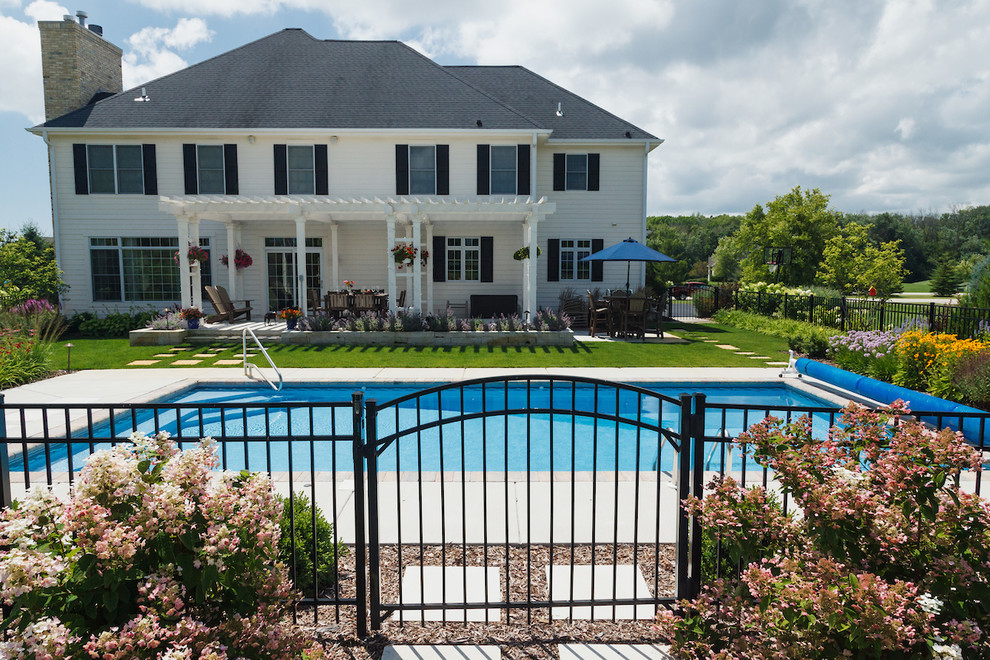 Traditional Pool & Landscape - Cedarburg - Traditional - Pool ...