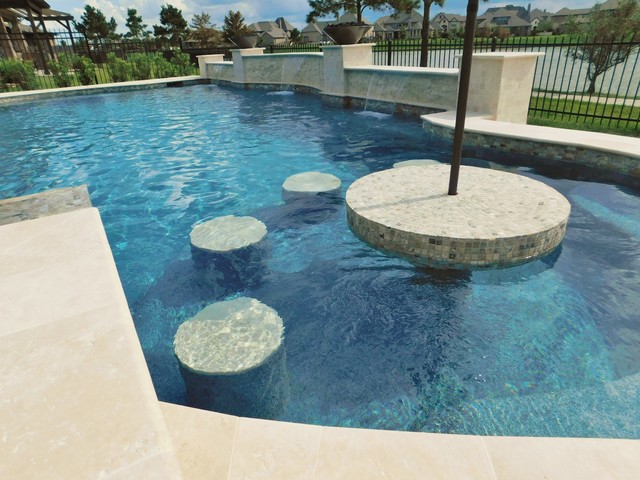 Travertine Pools with Raised Beam Walls - Piscina - Houston - de Great ...