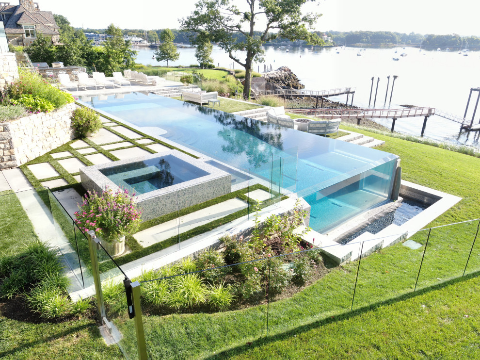 vanishing edge glass wall pool + raised perimeter overflow spa - Modern ...