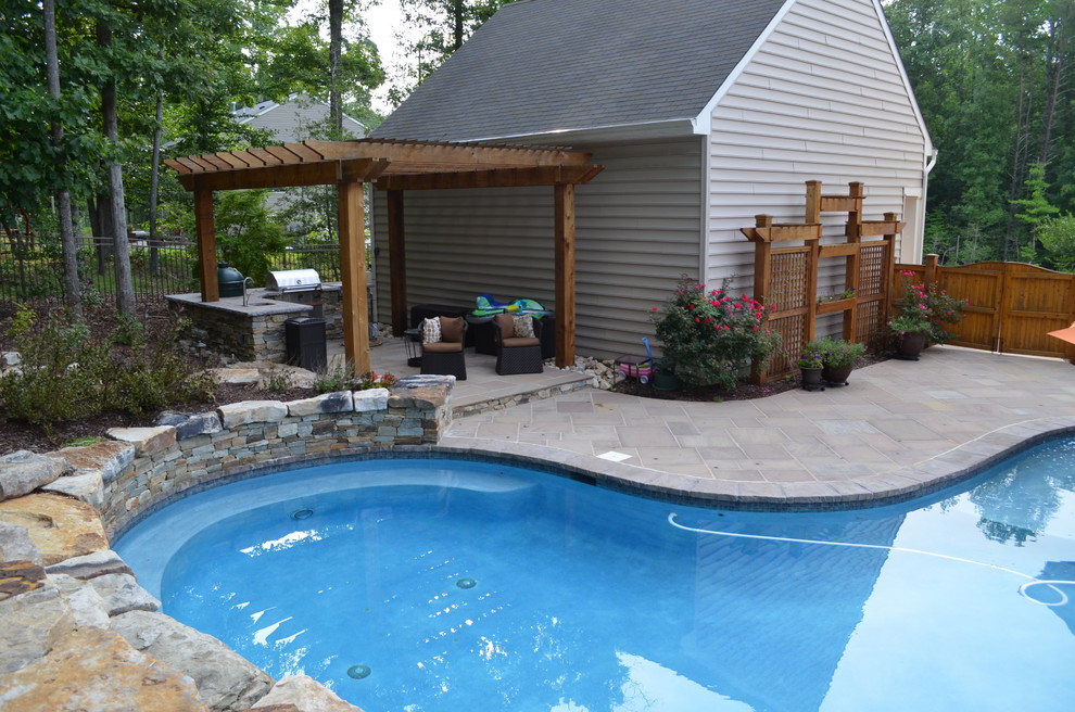 Western Red Cedar Pool Pavilion and Fireplace - Montagne - Piscine ...