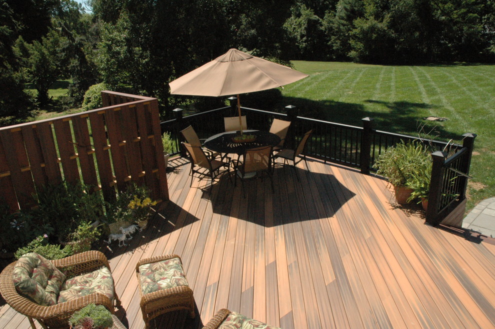 Custom Fiberon Deck with privacy fence - Classique - Porche ...