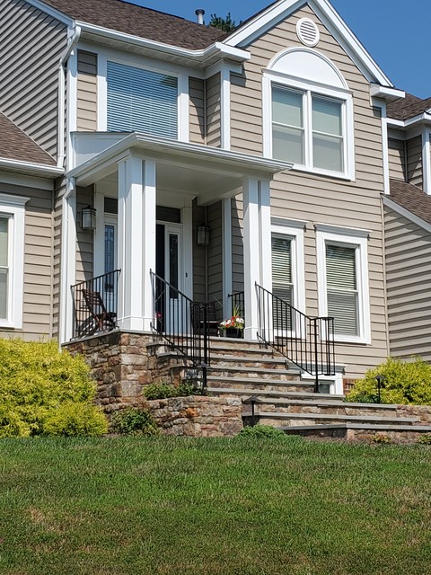 Grand stone entry stair with portico - Estilo Craftsman - Porche ...