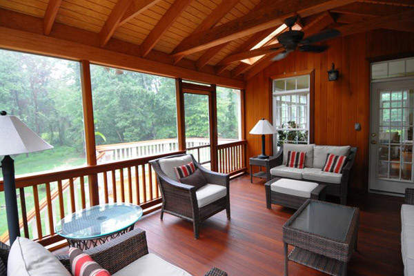 Interior porch with cedar wall, post and rail - Clásico - Porche ...