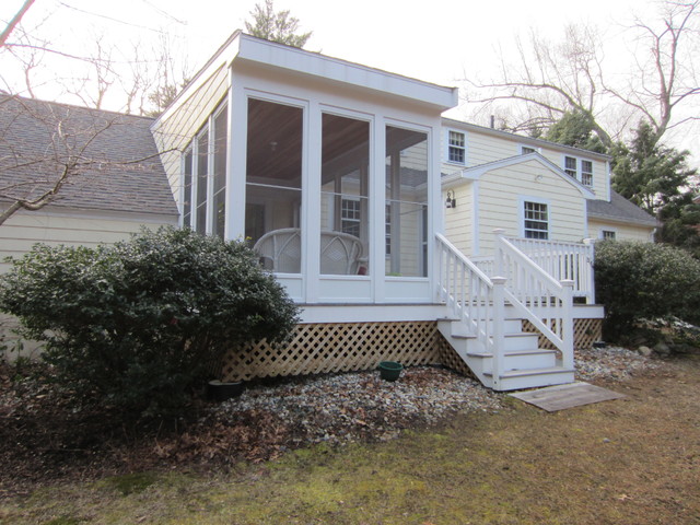 Screened porch and deck in Wayland - Klassisch - Veranda - Boston - von ...