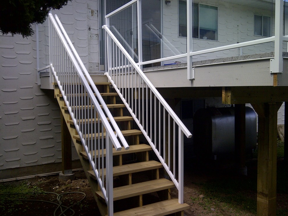 Victoria Deck with Aluminum Railings, Vinyl surface - Modern - Veranda ...