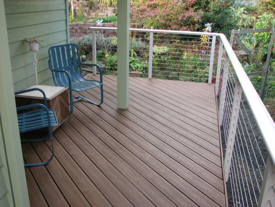 White Aluminum Post and Round Shaped Top Rail with Stainless Cable ...
