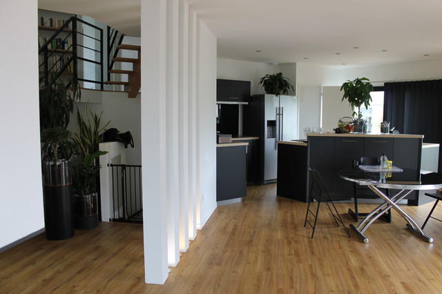 Construction d'une séparation avec spots encastrés - Moderno - Sala da ...