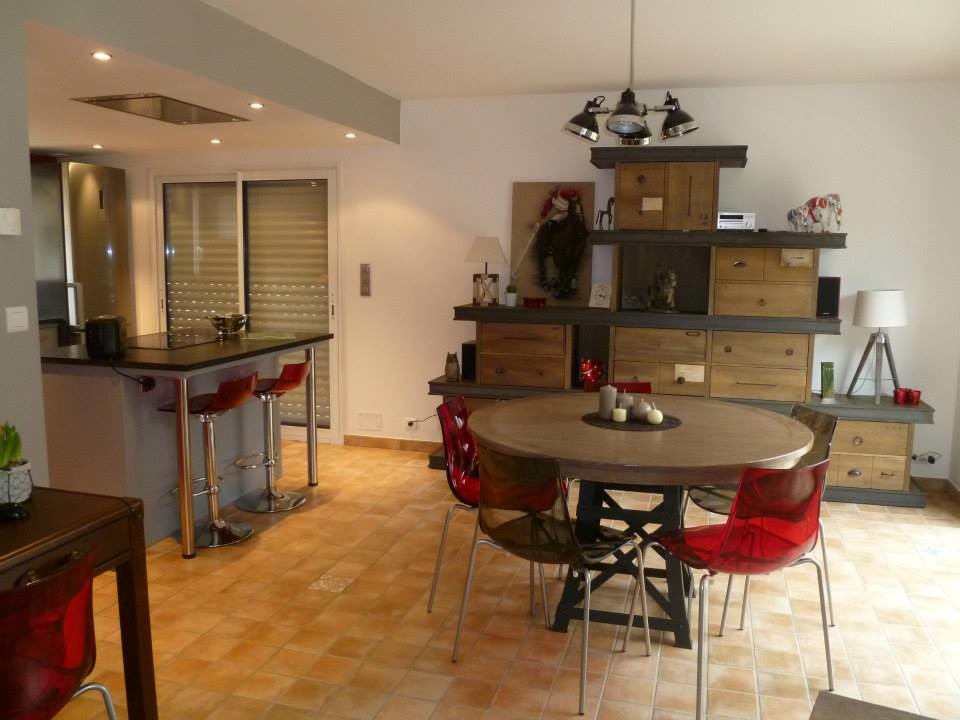 Salle à manger, avec une table à rallonge qui peut accueillir jusquà 10 ...