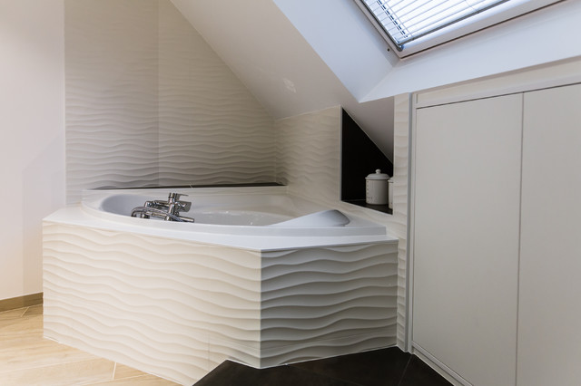 Baignoire d'angle sous partie mansardée avec faïence effet vagues ...