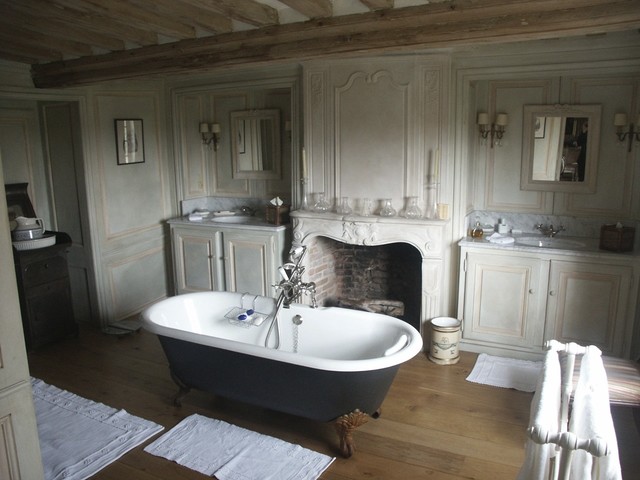 Bathroom in a French Manor - Classique - Salle de Bain - Le Havre - par ...