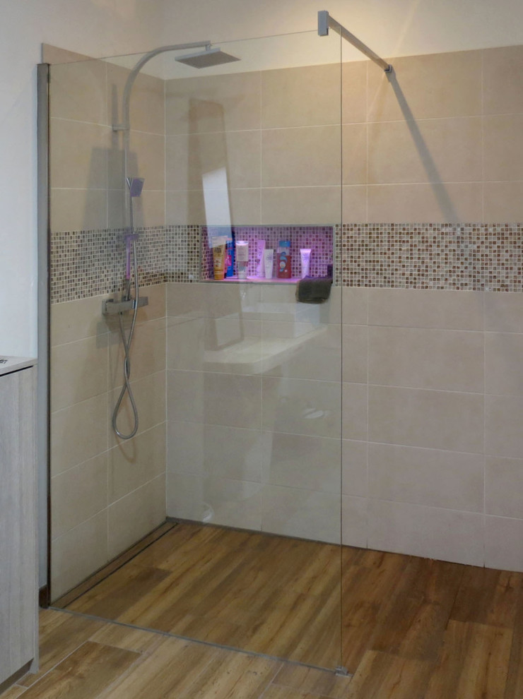 Douche italienne, carrelage aspect bois - Contemporary - Bathroom ...