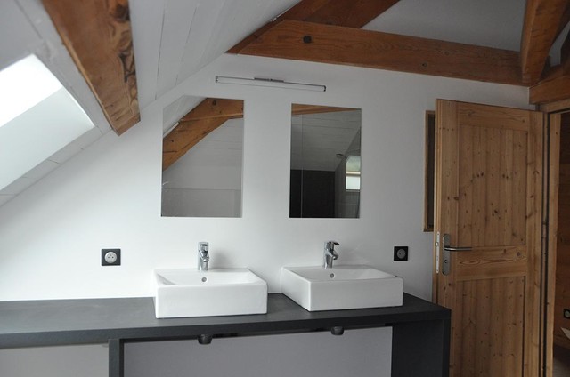 Loft sous les combles en Haute-Savoie - Contemporain - Salle de Bain ...