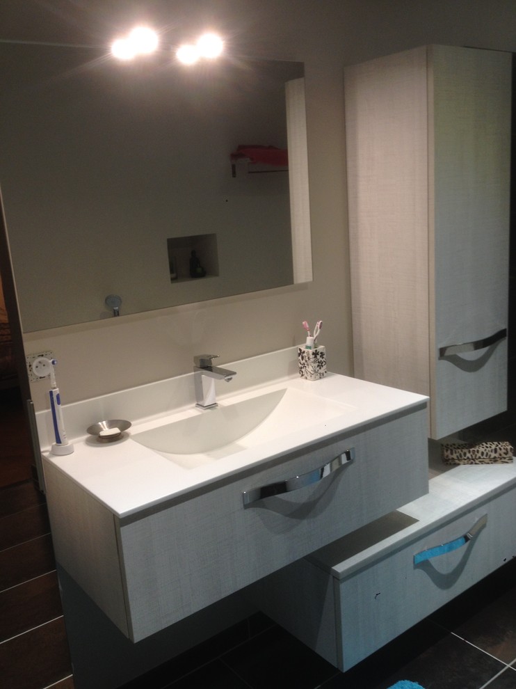 Salle de bains - Douche en SOLID SURFACE - Bathroom - Saint-Etienne ...