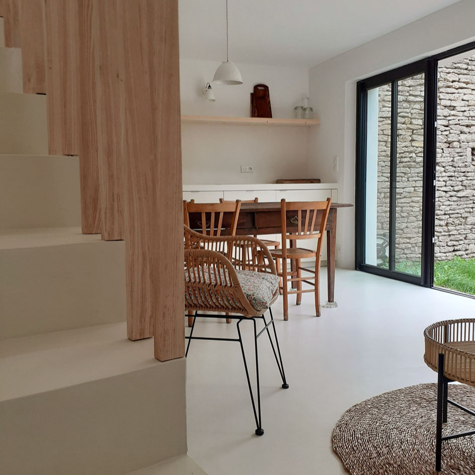 Enduit décoratif lissé "Ivoir" sur l'escalier, plan cuisine et sol - Bord de Mer - Salle de ...