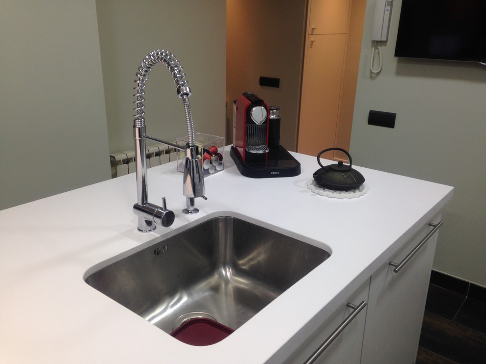 Cocina en blanco con isla - Modern - Living Room - Barcelona - by Punt de Vista | Houzz