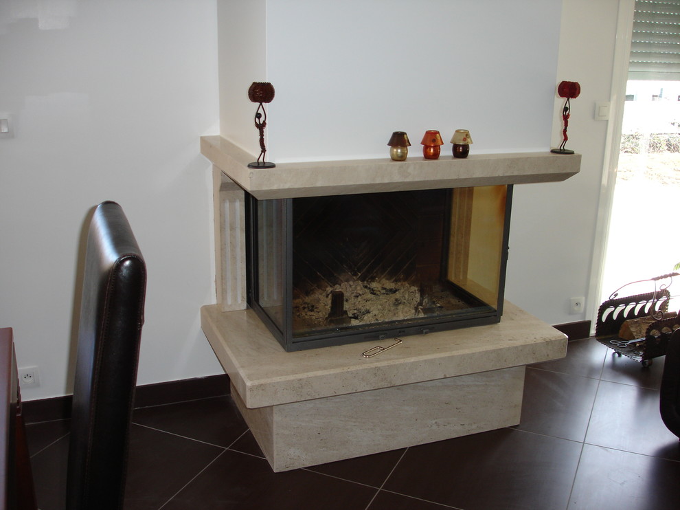 Foyer 3 faces avec porte levante et habillage en pierre naturelle ...