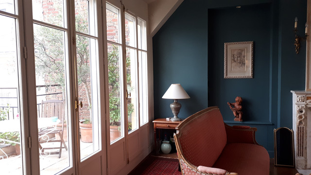 Inchira blue pour le mur de la cheminée avec vue sur terrasse ...