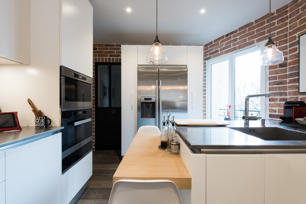 Un salon-cathédrale avec cuisine en mezzanine - Modern - Kitchen ...