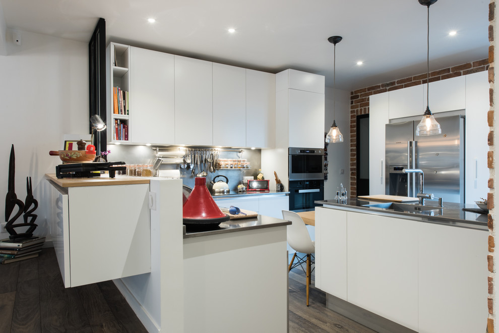 Un salon-cathédrale avec cuisine en mezzanine - Modern - Kitchen ...