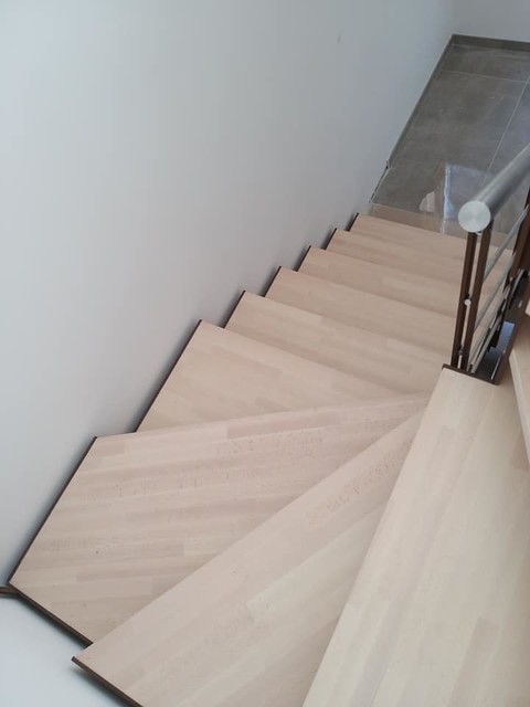 Posa in opera di due scale sovrapposte Fontanot - Moderne - Escalier ...