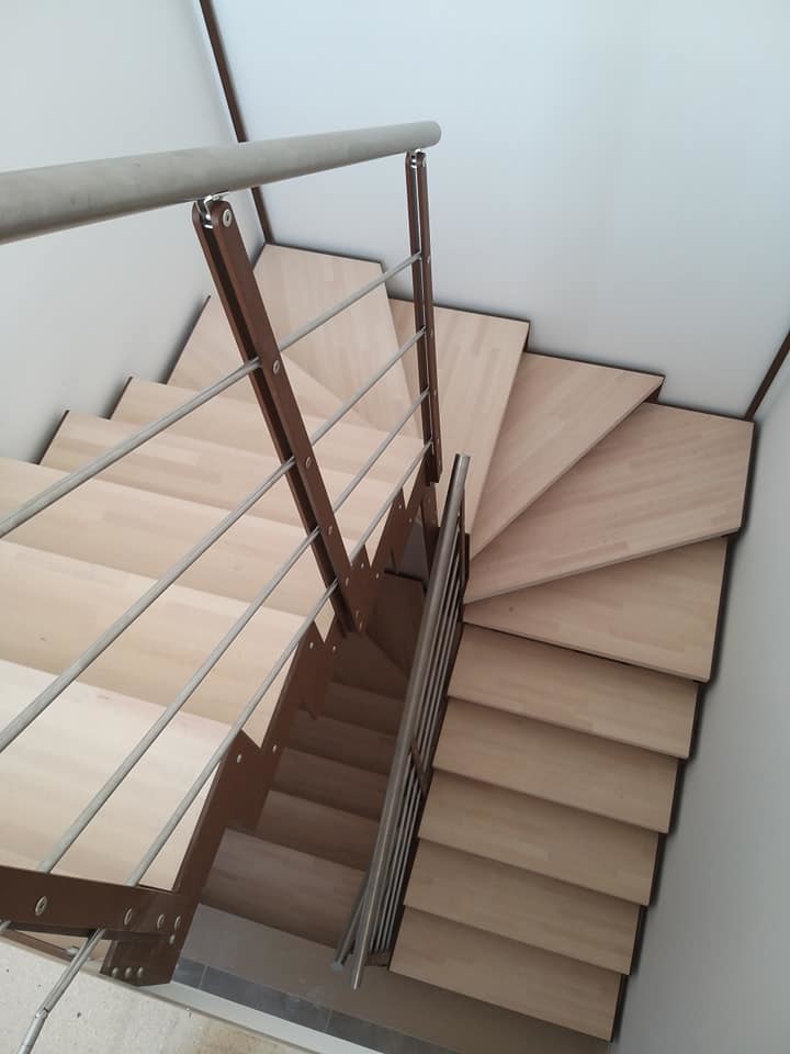 Posa in opera di due scale sovrapposte Fontanot - Modern - Staircase ...